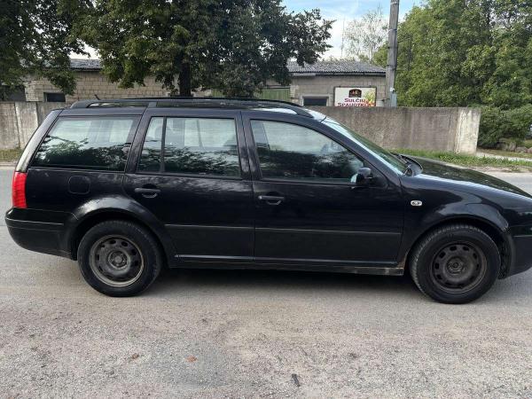Black Volkswagen Golf 2002 in Joniskis, with an engine capacity of 1.60 L and mileage of 350 thousand km for 450 €, photo 5 on AUTOMOTO.COM.LV
