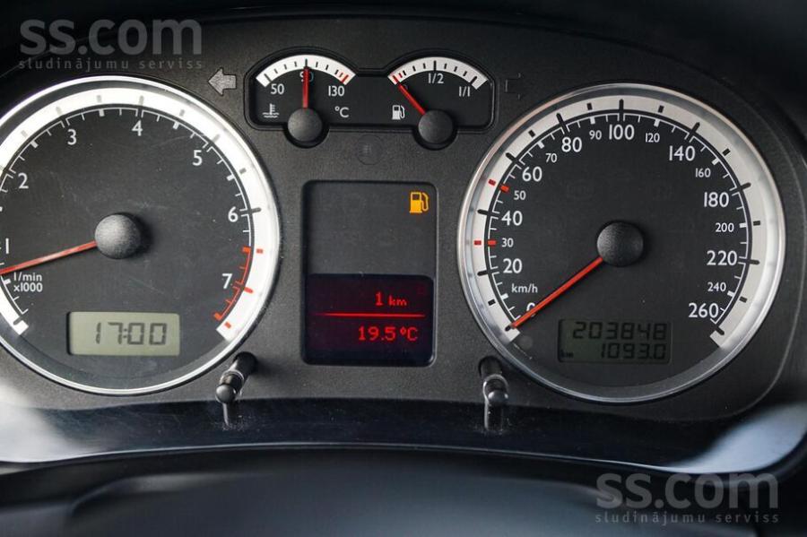Black Volkswagen Golf 2003 in Riga, with an engine capacity of 1.60 L and mileage of 204 thousand km for 2790 €, photo 15 on AUTOMOTO.COM.LV