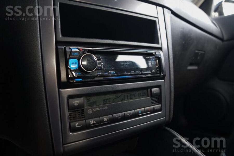 Black Volkswagen Golf 2003 in Riga, with an engine capacity of 1.60 L and mileage of 204 thousand km for 2790 €, photo 16 on AUTOMOTO.COM.LV