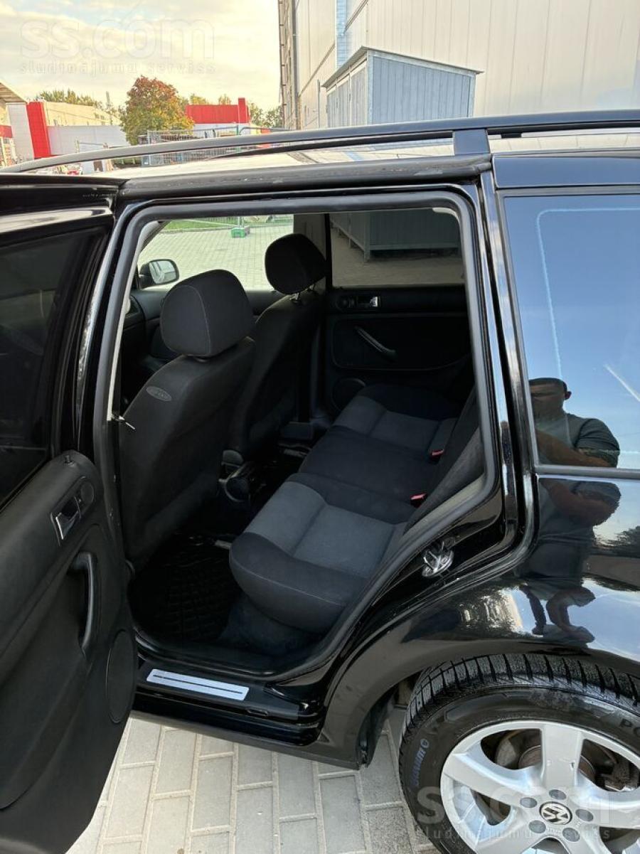 Melns Volkswagen Golf 2003 Rīga, ar dzinēja tilpumu 1.90 L un nobraukumu 303 tūkst. km par 2450 €, foto 24 vietnē AUTOMOTO.COM.LV