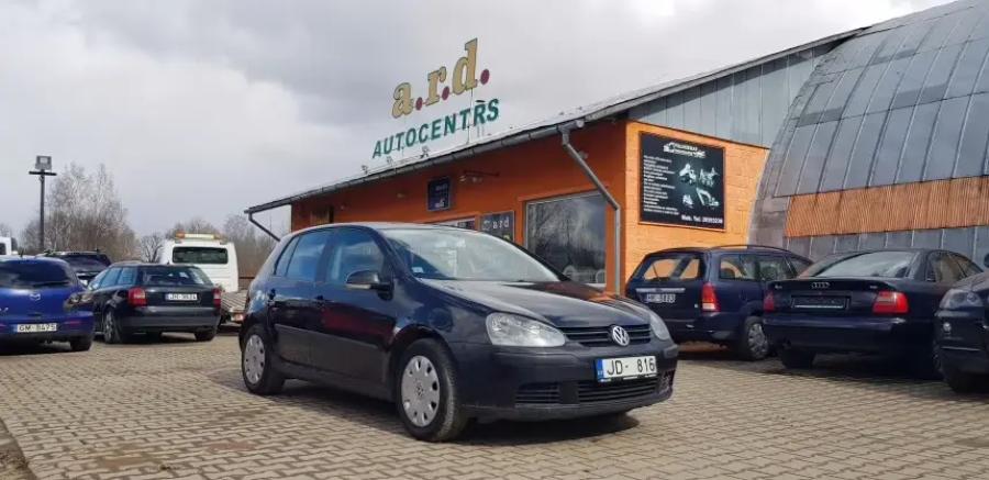Melns Volkswagen Golf 2004 Valmiera, ar dzinēja tilpumu 2.00 L un nobraukumu 331 tūkst. km par 1900 €, foto 1 vietnē AUTOMOTO.COM.LV