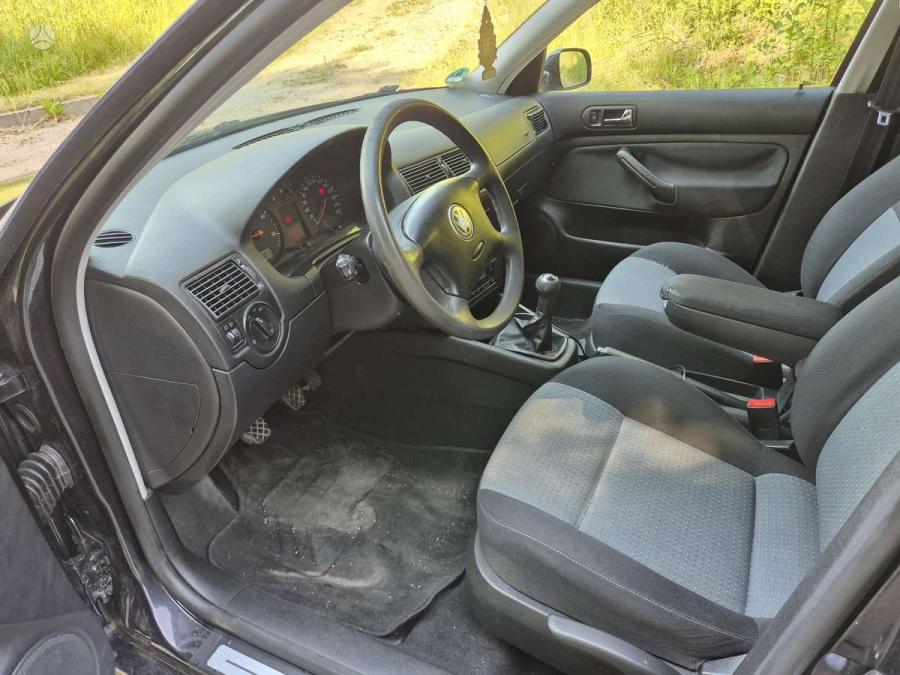Black Volkswagen Golf 2005 in Utena, with an engine capacity of 1.90 L and mileage of 173 thousand km for 2190 €, photo 12 on AUTOMOTO.COM.LV