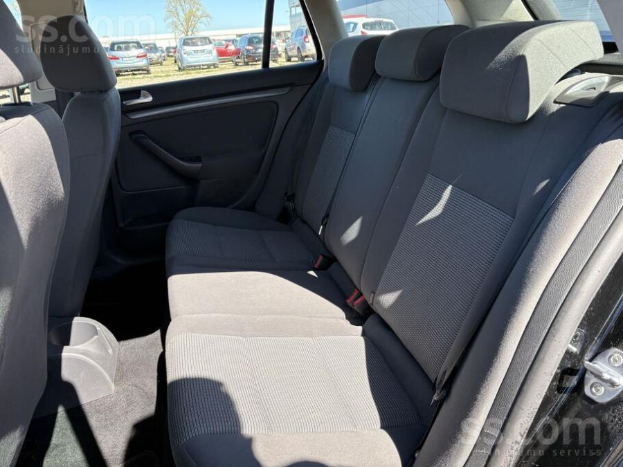 Melns Volkswagen Golf 2008 Daugavpils, ar dzinēja tilpumu 1.90 L un nobraukumu 270 tūkst. km par 3350 €, foto 20 vietnē AUTOMOTO.COM.LV