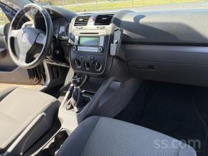 Melns Volkswagen Golf 2008 Daugavpils, ar dzinēja tilpumu 1.90 L un nobraukumu 270 tūkst. km par 3350 €, foto 23 vietnē AUTOMOTO.COM.LV
