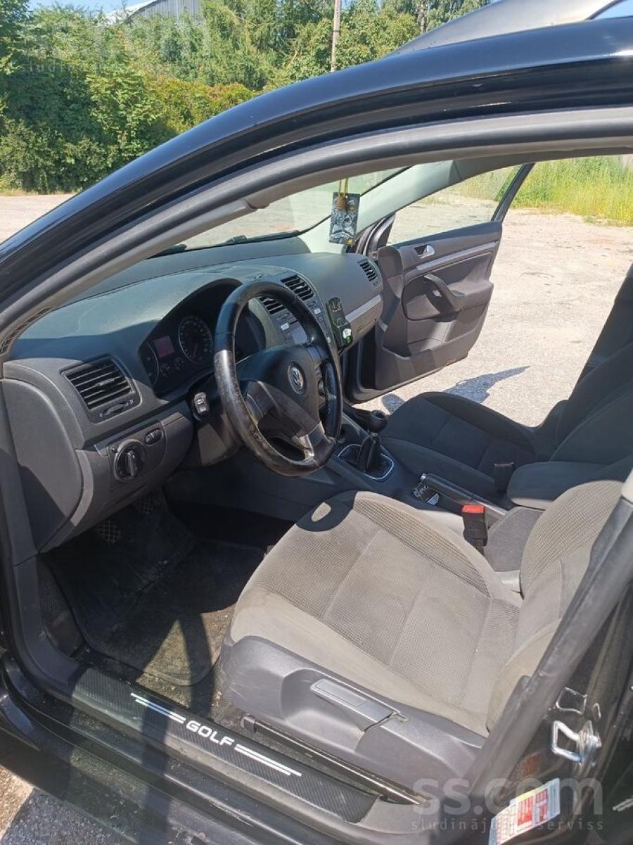 Melns Volkswagen Golf 2008 Liepāja, ar dzinēja tilpumu 1.90 L un nobraukumu 288 tūkst. km par 1790 €, foto 4 vietnē AUTOMOTO.COM.LV