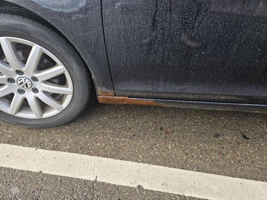 Melns Volkswagen Golf 2008 Viļņa, ar dzinēja tilpumu 1.90 L un nobraukumu 200 tūkst. km par 2200 €, foto 8 vietnē AUTOMOTO.COM.LV