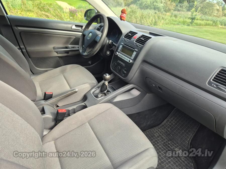 Melns Volkswagen Golf 2008 Jegeva, ar dzinēja tilpumu 1.90 L un nobraukumu 322 tūkst. km par 1900 €, foto 5 vietnē AUTOMOTO.COM.LV