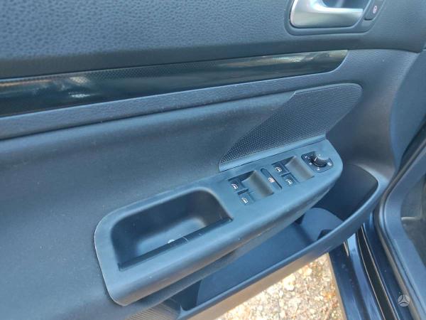 Melns Volkswagen Golf 2009 Prienai, ar dzinēja tilpumu 2.00 L un nobraukumu 260 tūkst. km par 3150 €, foto 11 vietnē AUTOMOTO.COM.LV