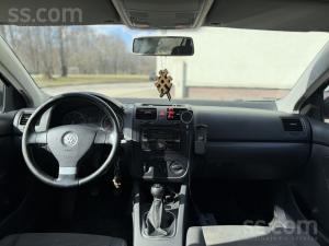 Black Volkswagen Golf 2009 in Cesis, with an engine capacity of 1.90 L and mileage of 323 thousand km for 1700 €, photo 5 on AUTOMOTO.COM.LV