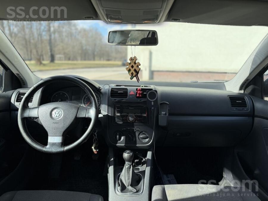 Black Volkswagen Golf 2009 in Cesis, with an engine capacity of 1.90 L and mileage of 323 thousand km for 1700 €, photo 5 on AUTOMOTO.COM.LV