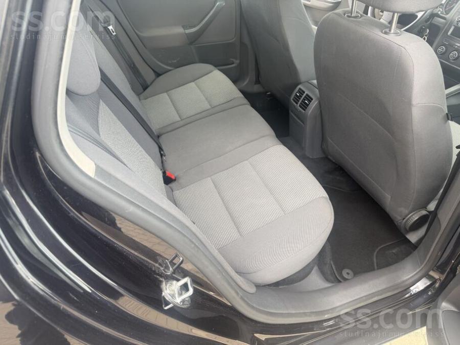 Black Volkswagen Golf 2009 in Saldus, with an engine capacity of 1.60 L and mileage of 297 thousand km for 3590 €, photo 13 on AUTOMOTO.COM.LV