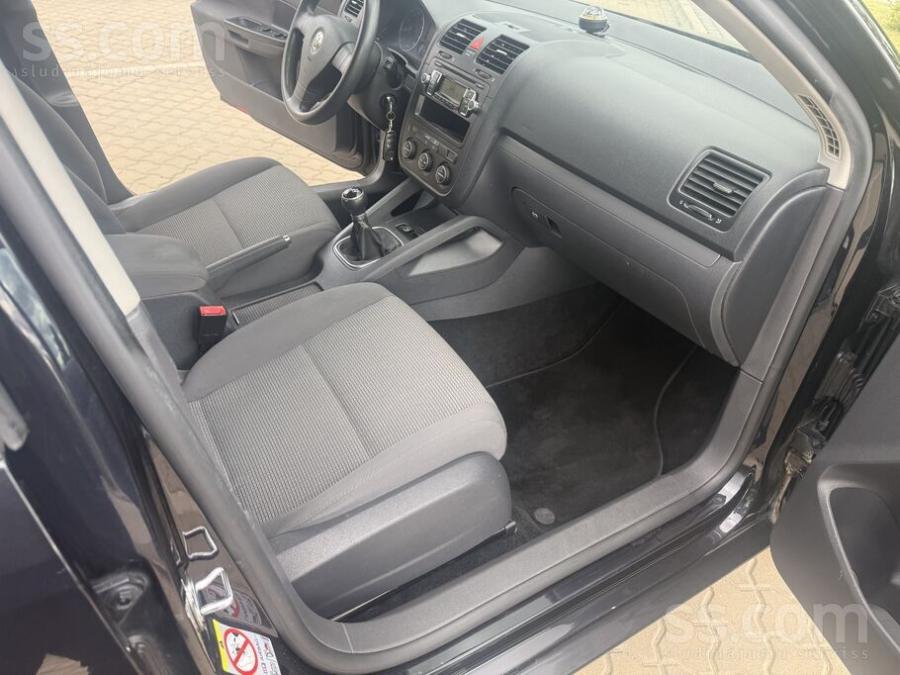 Black Volkswagen Golf 2009 in Saldus, with an engine capacity of 1.60 L and mileage of 297 thousand km for 3590 €, photo 14 on AUTOMOTO.COM.LV