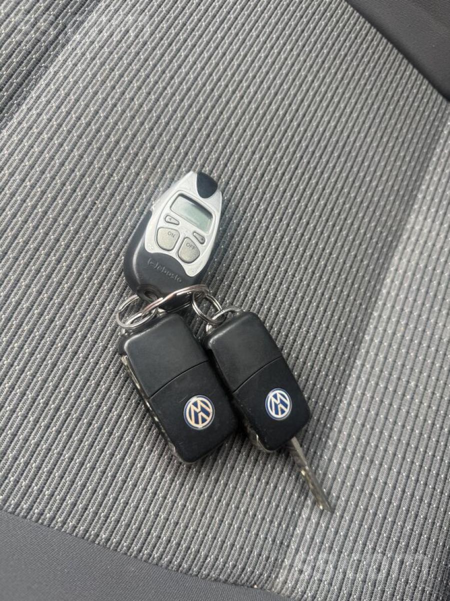 Black Volkswagen Golf 2009 in Saldus, with an engine capacity of 1.60 L and mileage of 297 thousand km for 3590 €, photo 18 on AUTOMOTO.COM.LV