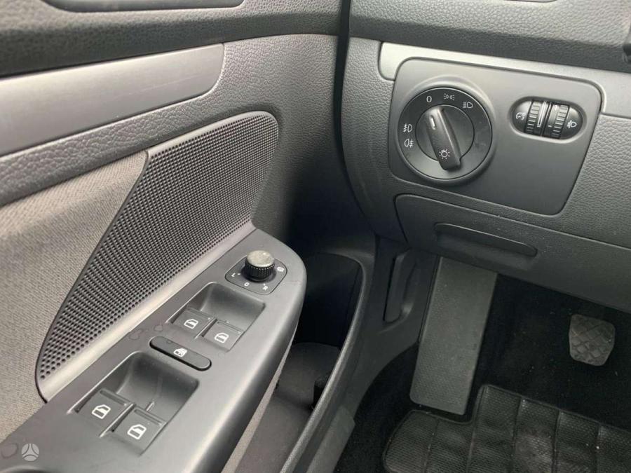 Melns Volkswagen Golf 2009 Kėdainiai, ar dzinēja tilpumu 1.90 L un nobraukumu 181 tūkst. km par 2800 €, foto 26 vietnē AUTOMOTO.COM.LV