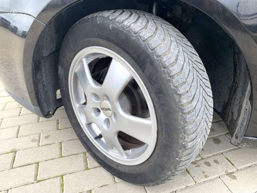 Melns Volkswagen Golf 2009 Kėdainiai, ar dzinēja tilpumu 1.90 L un nobraukumu 181 tūkst. km par 2800 €, foto 28 vietnē AUTOMOTO.COM.LV