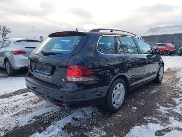 Black Volkswagen Golf 2010 in Cesis, with an engine capacity of 1.60 L and mileage of 270 thousand km for 4800 €, photo 4 on AUTOMOTO.COM.LV