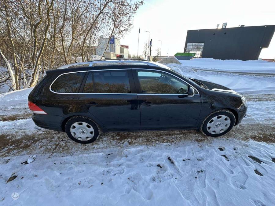 Black Volkswagen Golf 2010 in Panevezys, with an engine capacity of 1.39 L and mileage of 213 thousand km for 2399 €, photo 9 on AUTOMOTO.COM.LV