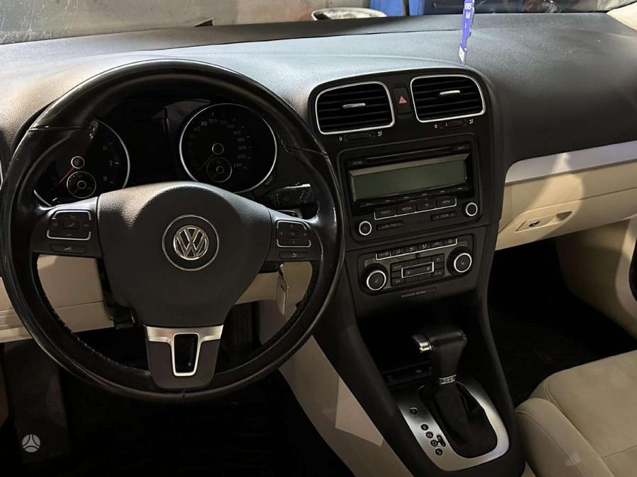 Black Volkswagen Golf 2010 in Panevezys, with an engine capacity of 1.39 L and mileage of 213 thousand km for 2399 €, photo 18 on AUTOMOTO.COM.LV