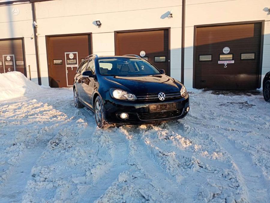 Black Volkswagen Golf 2010 in Utena, with an engine capacity of 1.60 L and mileage of 196 thousand km for 3299 €, photo 3 on AUTOMOTO.COM.LV