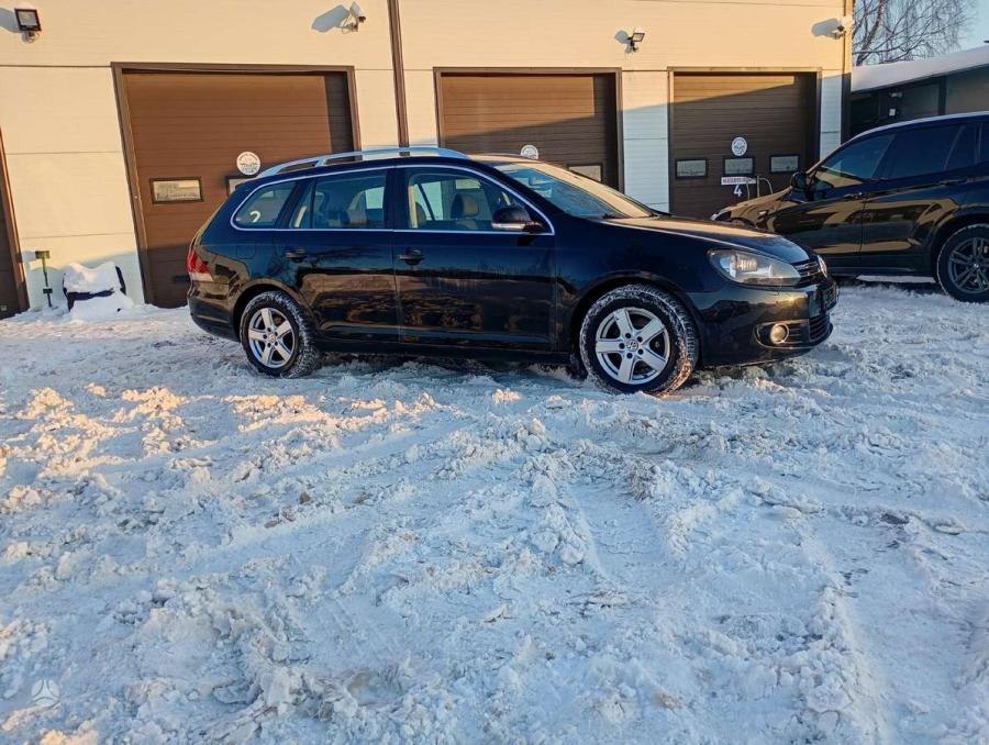 Black Volkswagen Golf 2010 in Utena, with an engine capacity of 1.60 L and mileage of 196 thousand km for 3299 €, photo 4 on AUTOMOTO.COM.LV