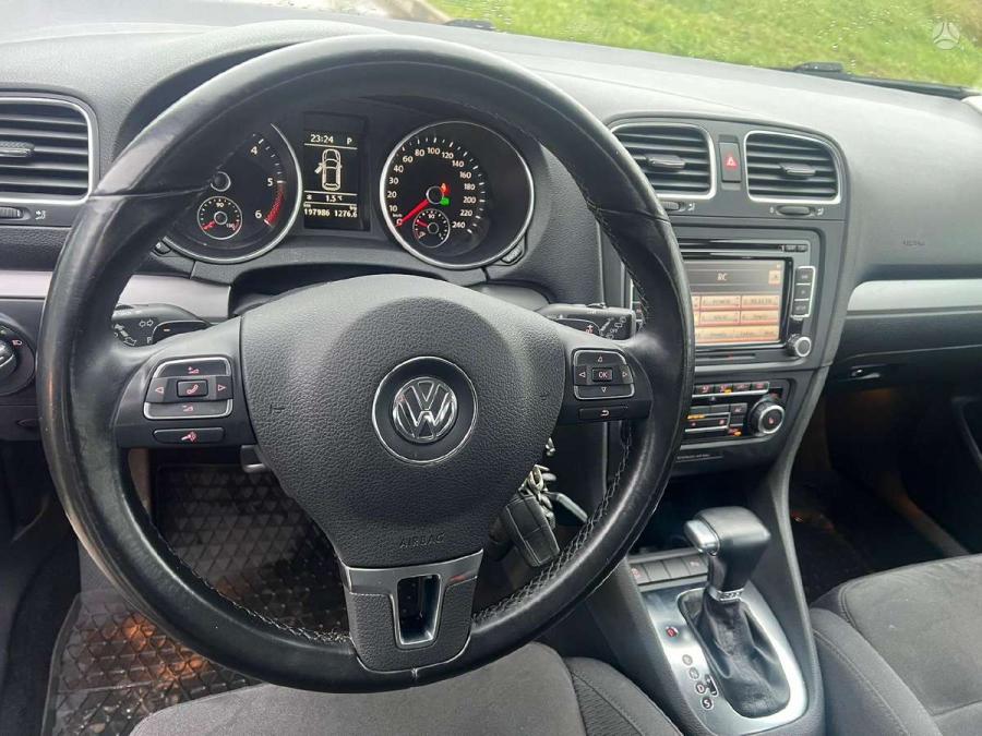 Black Volkswagen Golf 2010 in Utena, with an engine capacity of 1.60 L and mileage of 196 thousand km for 3299 €, photo 12 on AUTOMOTO.COM.LV