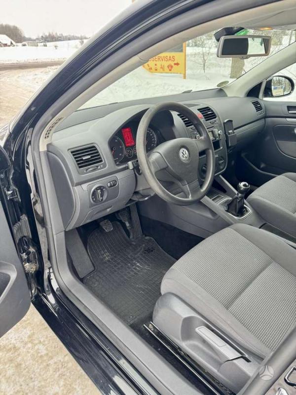 Melns Volkswagen Golf 2010 Viļņa, ar dzinēja tilpumu 1.90 L un nobraukumu 207 tūkst. km par 2750 €, foto 5 vietnē AUTOMOTO.COM.LV