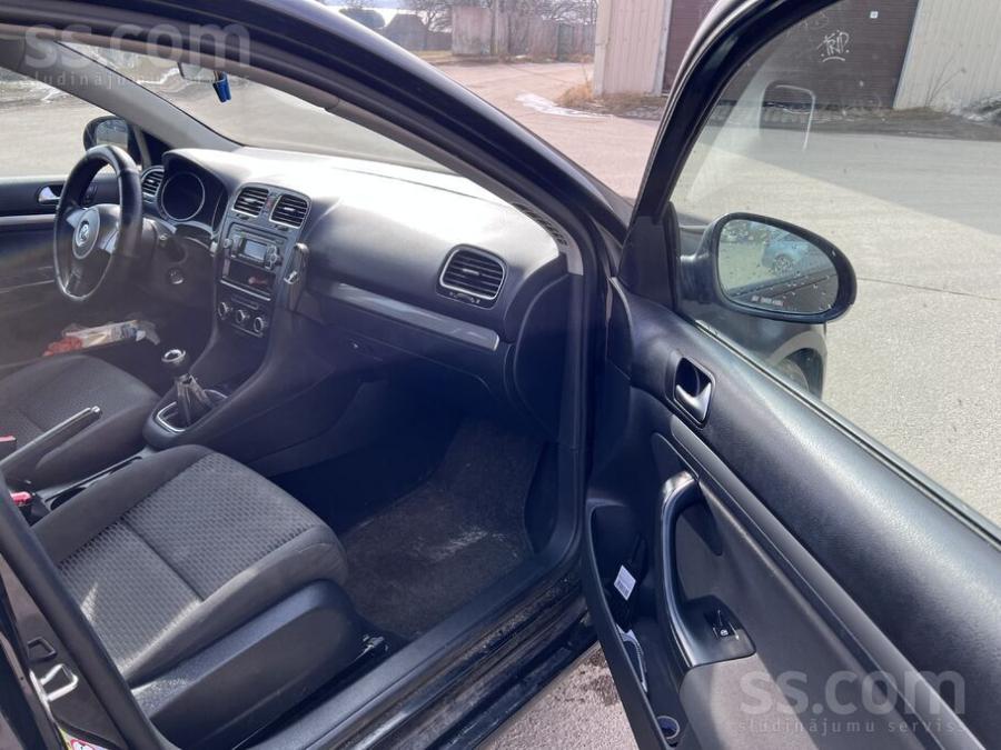 Black Volkswagen Golf 2010 in Riga, with an engine capacity of 1.60 L and mileage of 543 thousand km for 1000 €, photo 5 on AUTOMOTO.COM.LV