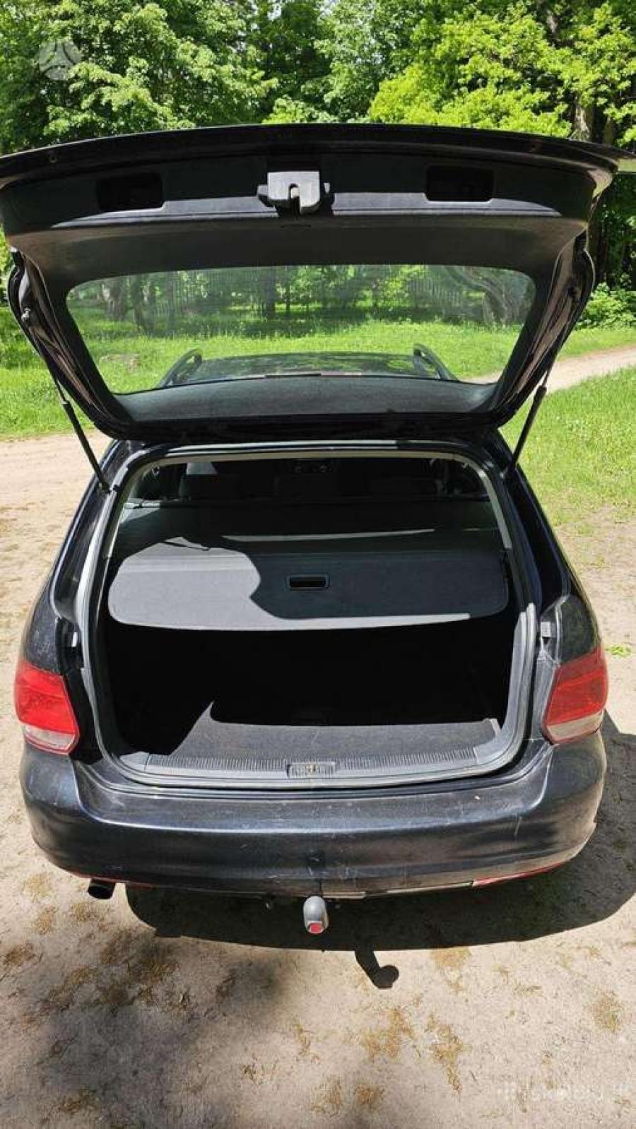 Black Volkswagen Golf 2010 in Kedainiai, with an engine capacity of 1.60 L and mileage of 346 thousand km for 2800 €, photo 5 on AUTOMOTO.COM.LV