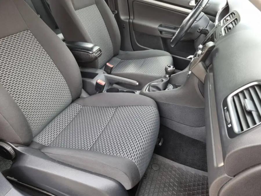 Black Volkswagen Golf 2010 in Jekabpils, with an engine capacity of 1.60 L and mileage of 268 thousand km for 4590 €, photo 24 on AUTOMOTO.COM.LV