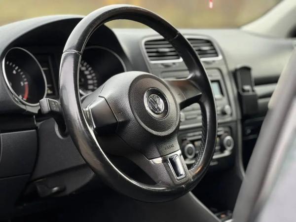 Black Volkswagen Golf 2010 in Rezekne, with an engine capacity of 1.60 L and mileage of 258 thousand km for 4500 €, photo 7 on AUTOMOTO.COM.LV