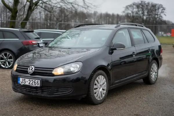 Black Volkswagen Golf 2010 in Liepaja, with an engine capacity of 1.60 L and mileage of 391 thousand km for 4850 €, photo 1 on AUTOMOTO.COM.LV