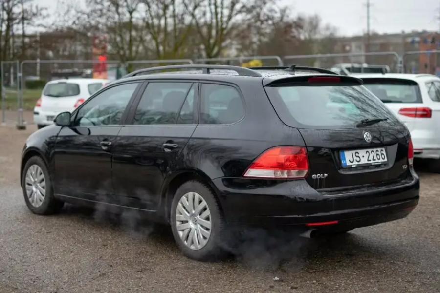 Black Volkswagen Golf 2010 in Liepaja, with an engine capacity of 1.60 L and mileage of 391 thousand km for 4850 €, photo 3 on AUTOMOTO.COM.LV
