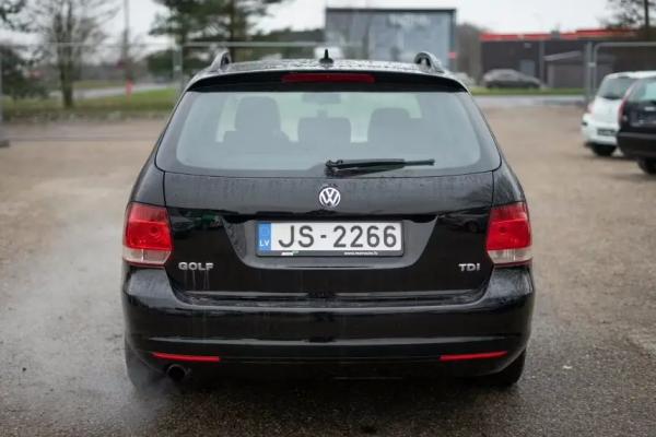 Black Volkswagen Golf 2010 in Liepaja, with an engine capacity of 1.60 L and mileage of 391 thousand km for 4850 €, photo 3 on AUTOMOTO.COM.LV