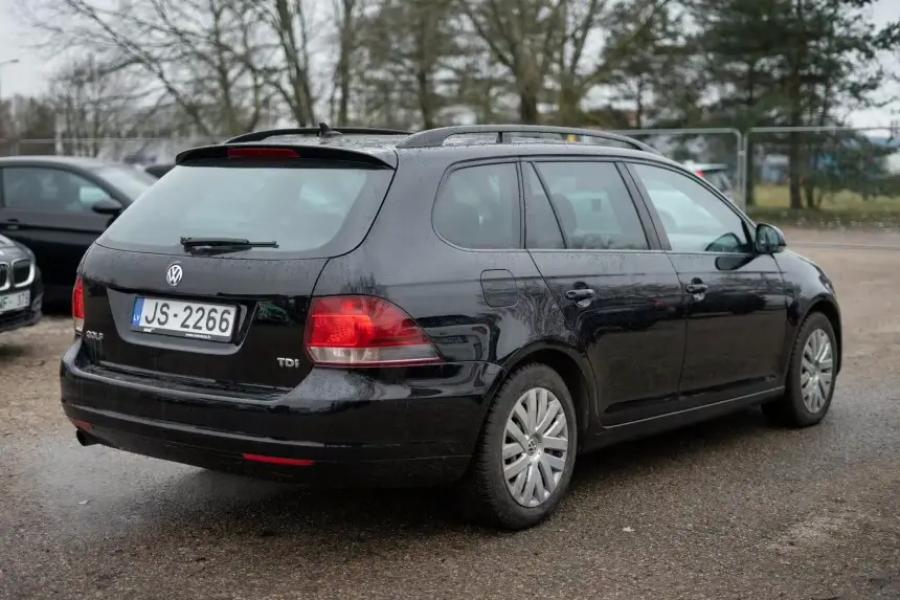 Black Volkswagen Golf 2010 in Liepaja, with an engine capacity of 1.60 L and mileage of 391 thousand km for 4850 €, photo 5 on AUTOMOTO.COM.LV