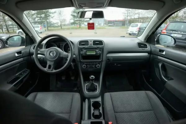 Black Volkswagen Golf 2010 in Liepaja, with an engine capacity of 1.60 L and mileage of 391 thousand km for 4850 €, photo 8 on AUTOMOTO.COM.LV