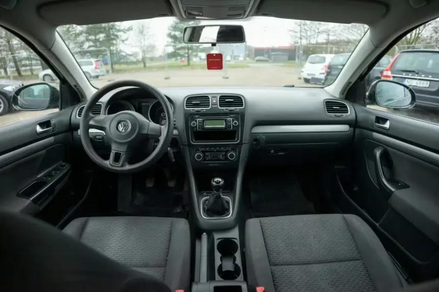 Black Volkswagen Golf 2010 in Liepaja, with an engine capacity of 1.60 L and mileage of 391 thousand km for 4850 €, photo 9 on AUTOMOTO.COM.LV