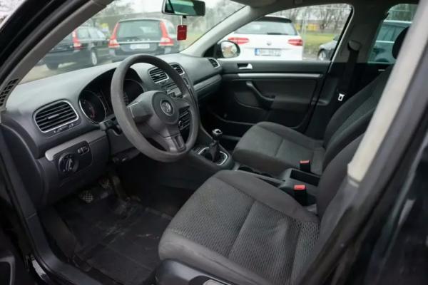 Black Volkswagen Golf 2010 in Liepaja, with an engine capacity of 1.60 L and mileage of 391 thousand km for 4850 €, photo 9 on AUTOMOTO.COM.LV