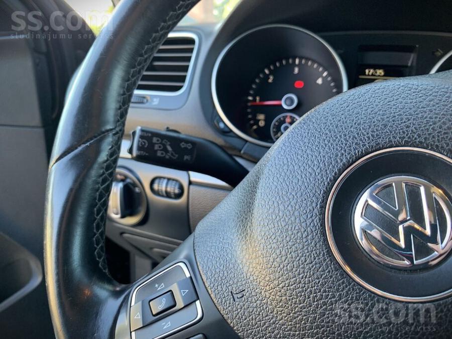 Black Volkswagen Golf 2011 in Jelgava, with an engine capacity of 1.60 L and mileage of 261 thousand km for 4499 €, photo 16 on AUTOMOTO.COM.LV
