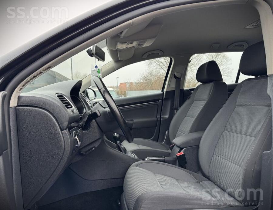 Black Volkswagen Golf 2011 in Jelgava, with an engine capacity of 1.60 L and mileage of 290 thousand km for 4299 €, photo 11 on AUTOMOTO.COM.LV