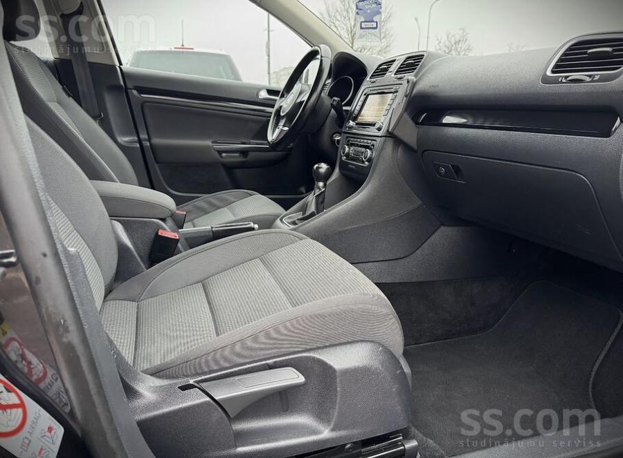 Black Volkswagen Golf 2011 in Jelgava, with an engine capacity of 1.60 L and mileage of 290 thousand km for 4299 €, photo 13 on AUTOMOTO.COM.LV