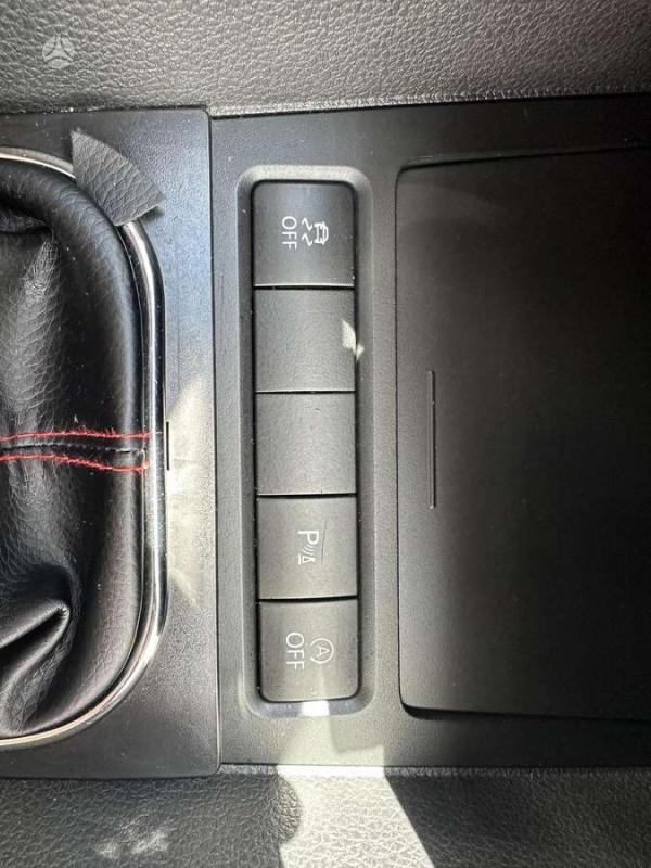 Black Volkswagen Golf 2011 in Vilnius, with an engine capacity of 1.60 L and mileage of 358 thousand km for 2100 €, photo 9 on AUTOMOTO.COM.LV