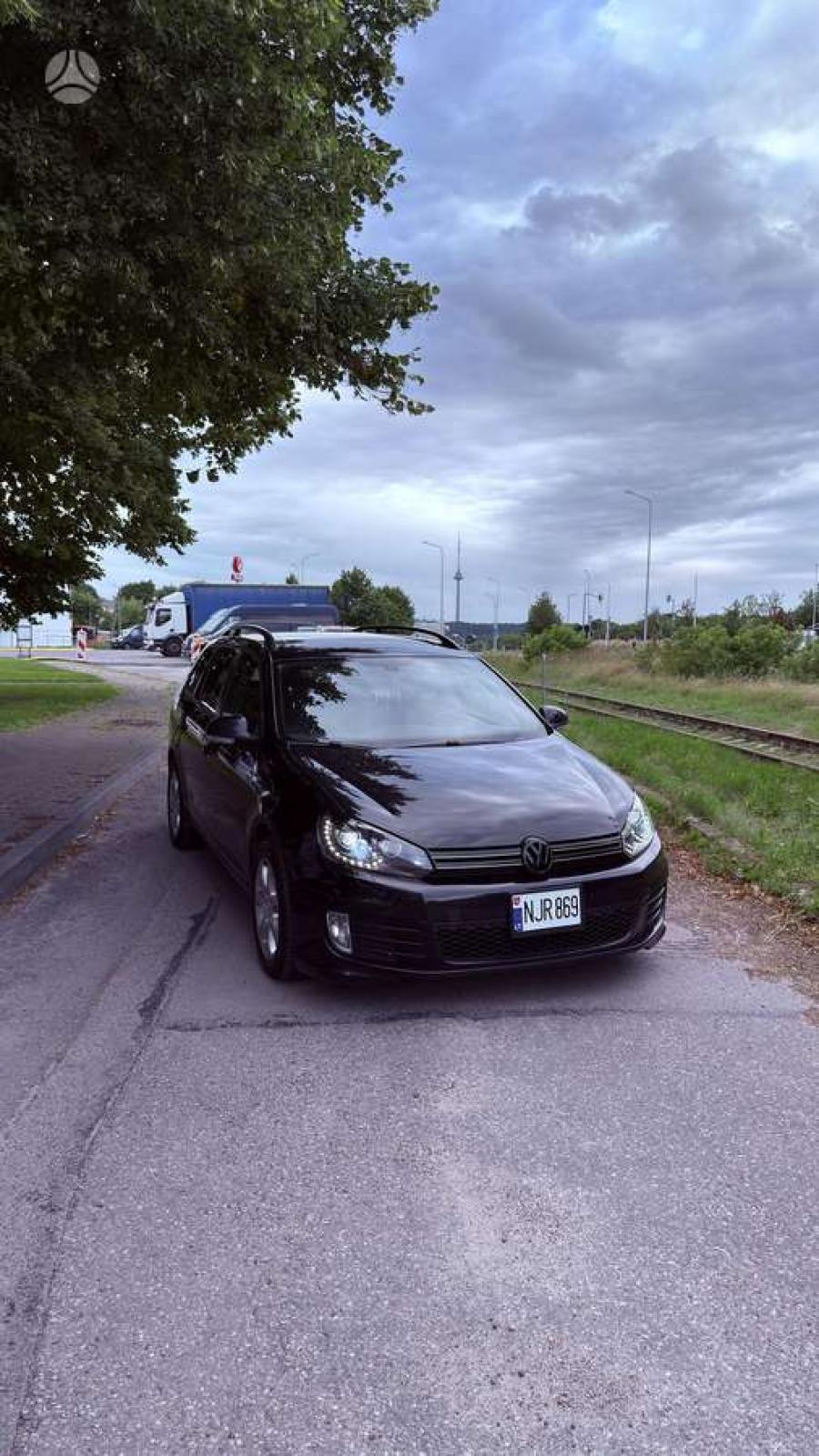 Black Volkswagen Golf 2011 in Vilnius, with an engine capacity of 1.60 L and mileage of 288 thousand km for 3850 €, photo 1 on AUTOMOTO.COM.LV