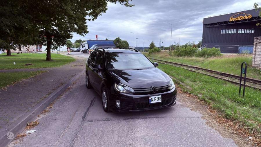 Black Volkswagen Golf 2011 in Vilnius, with an engine capacity of 1.60 L and mileage of 288 thousand km for 3850 €, photo 3 on AUTOMOTO.COM.LV