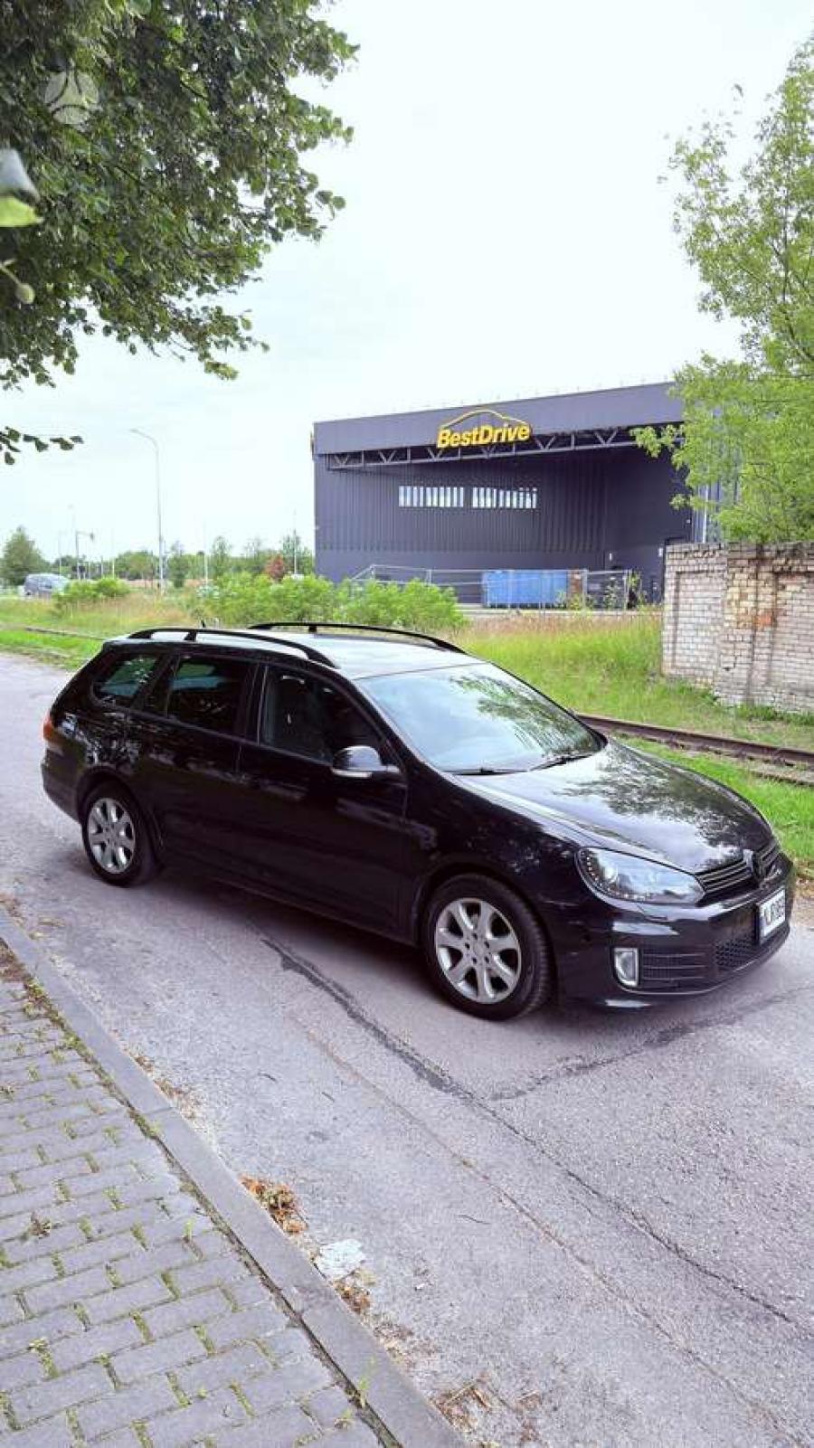 Black Volkswagen Golf 2011 in Vilnius, with an engine capacity of 1.60 L and mileage of 288 thousand km for 3850 €, photo 5 on AUTOMOTO.COM.LV