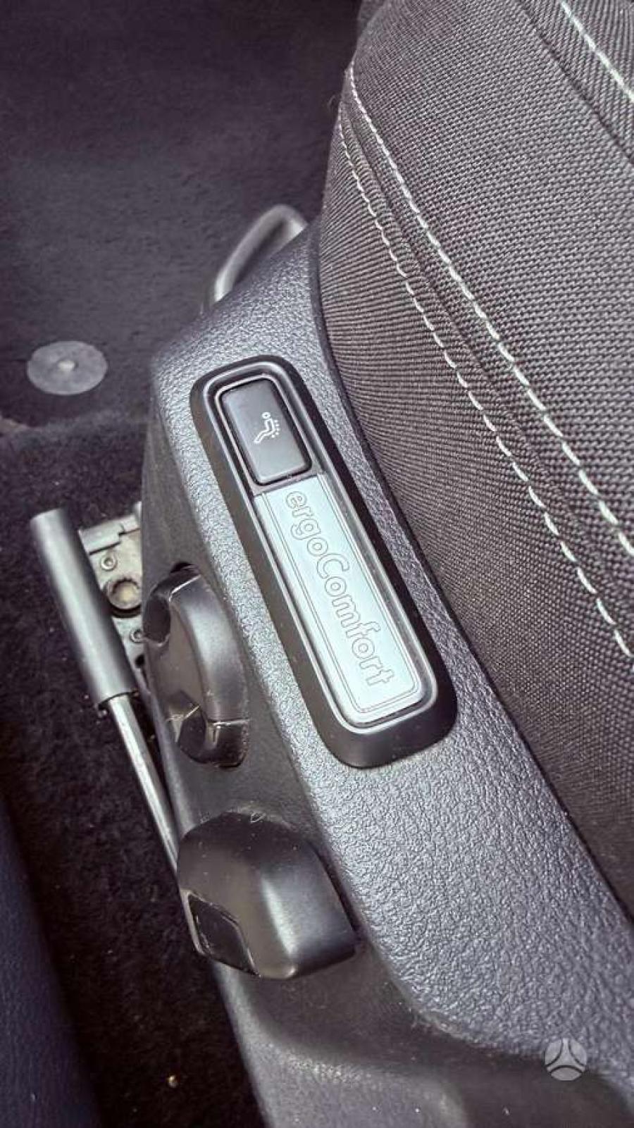 Black Volkswagen Golf 2011 in Vilnius, with an engine capacity of 1.60 L and mileage of 288 thousand km for 3850 €, photo 16 on AUTOMOTO.COM.LV