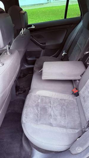 Black Volkswagen Golf 2011 in Vilnius, with an engine capacity of 1.60 L and mileage of 288 thousand km for 3850 €, photo 18 on AUTOMOTO.COM.LV