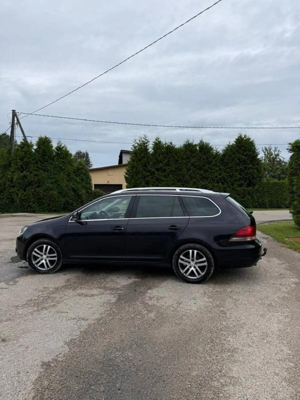 Black Volkswagen Golf 2011 in Riga, with an engine capacity of 1.60 L and mileage of 380 thousand km for 3100 €, photo 3 on AUTOMOTO.COM.LV