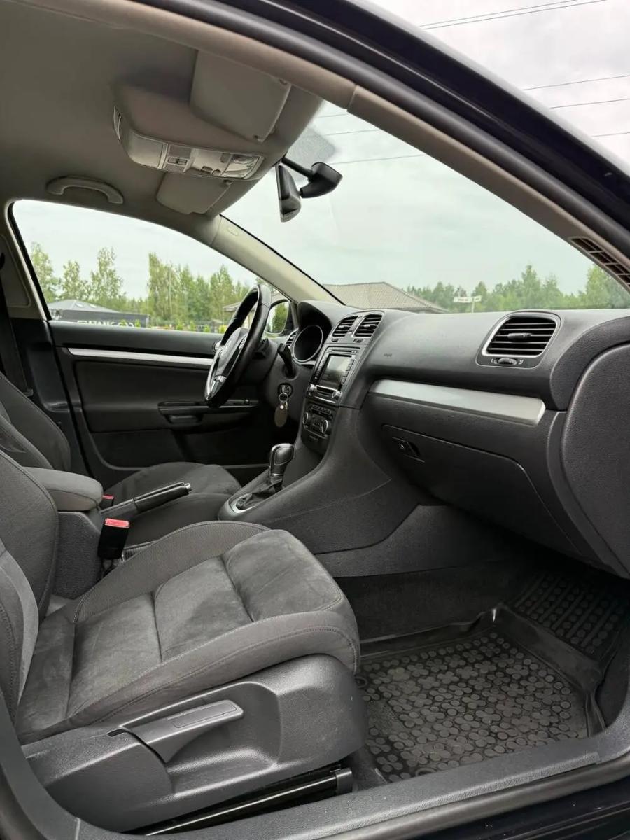Black Volkswagen Golf 2011 in Riga, with an engine capacity of 1.60 L and mileage of 380 thousand km for 3100 €, photo 12 on AUTOMOTO.COM.LV