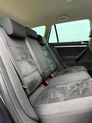 Black Volkswagen Golf 2011 in Riga, with an engine capacity of 1.60 L and mileage of 380 thousand km for 3100 €, photo 14 on AUTOMOTO.COM.LV