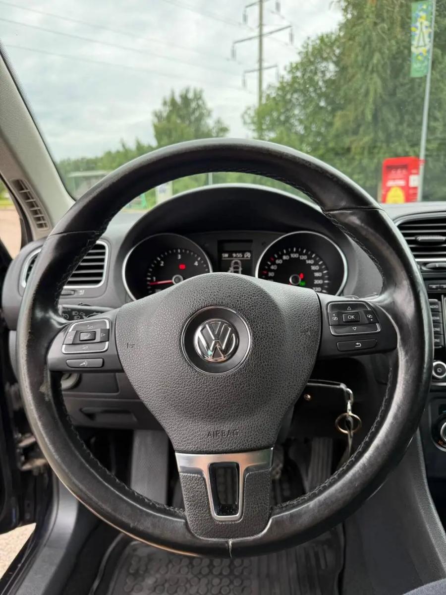 Black Volkswagen Golf 2011 in Riga, with an engine capacity of 1.60 L and mileage of 380 thousand km for 3100 €, photo 18 on AUTOMOTO.COM.LV